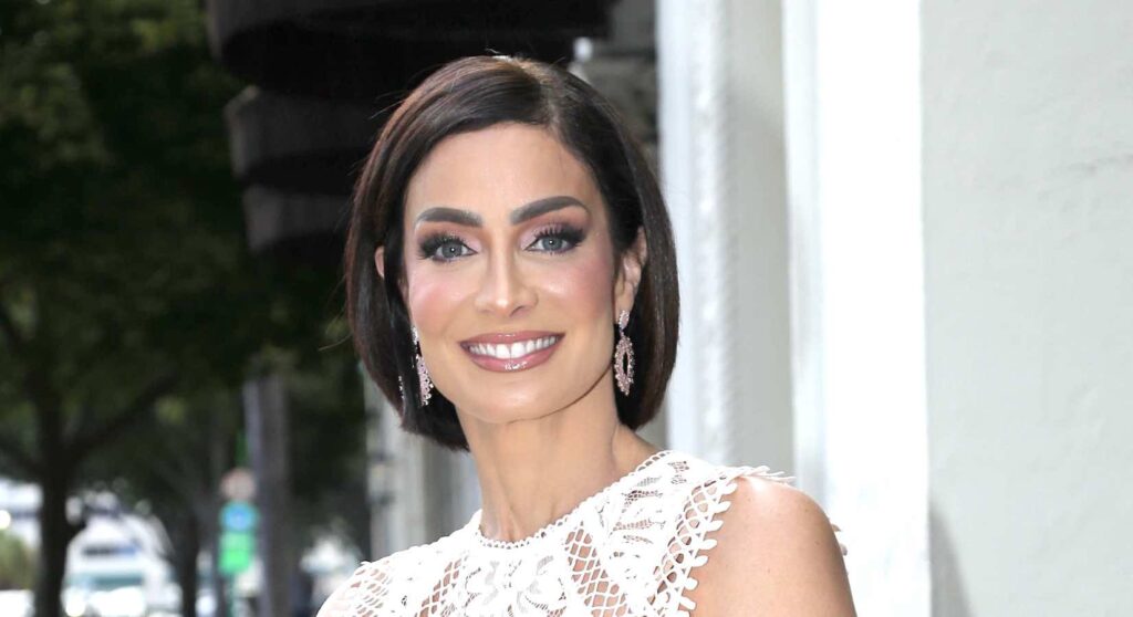 ESPEJITO, ¿POR QUÉ ESTÁ DAYANARA TORRES TAN BELLA? - La Mejor Magazine